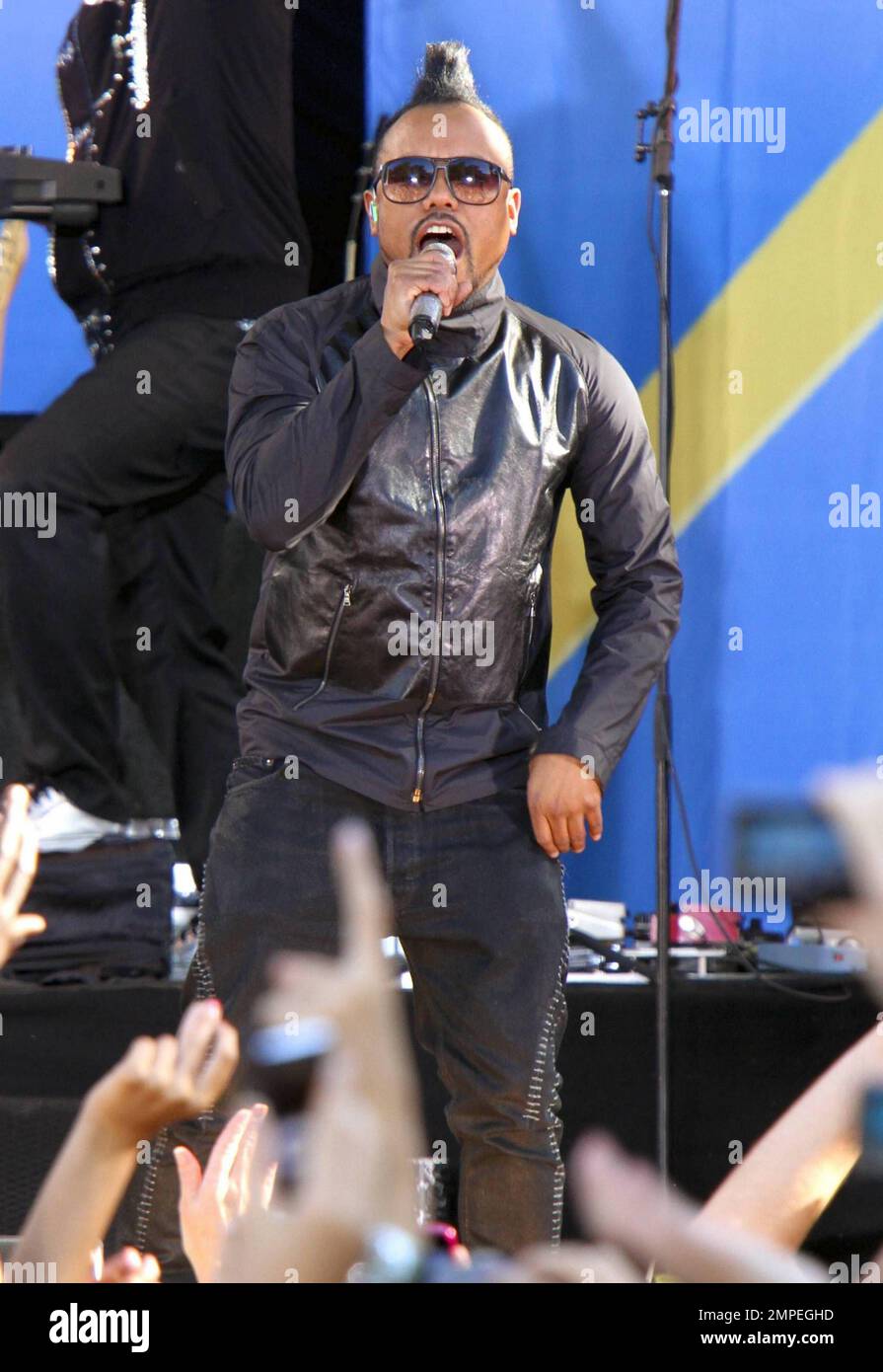 Fergie shows lots of leg in a blue mini dress with a futuristic pattern ...