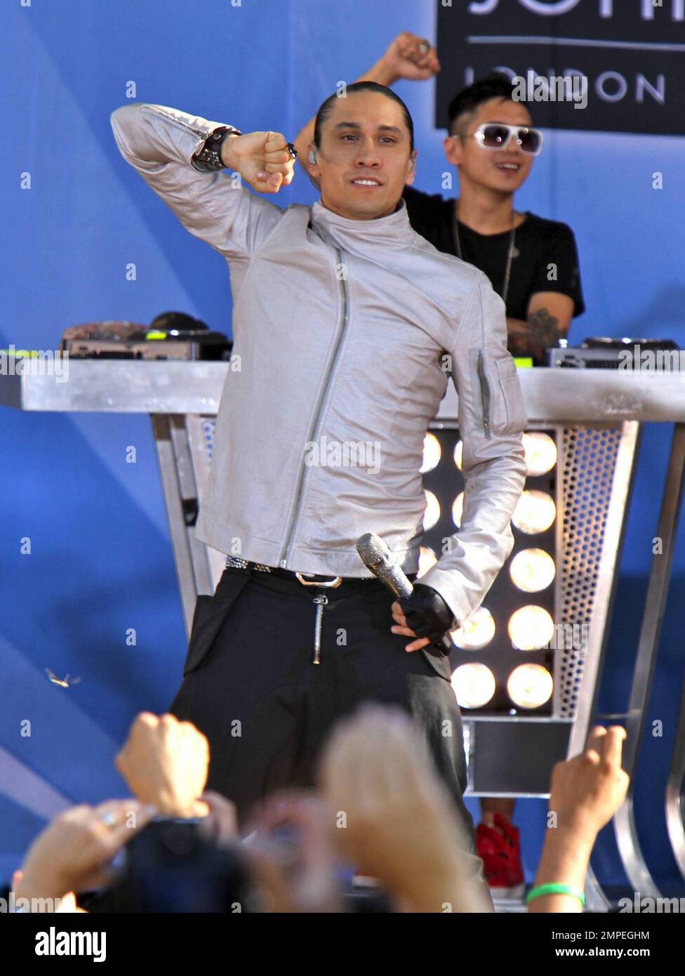 Fergie shows lots of leg in a blue mini dress with a futuristic pattern ...