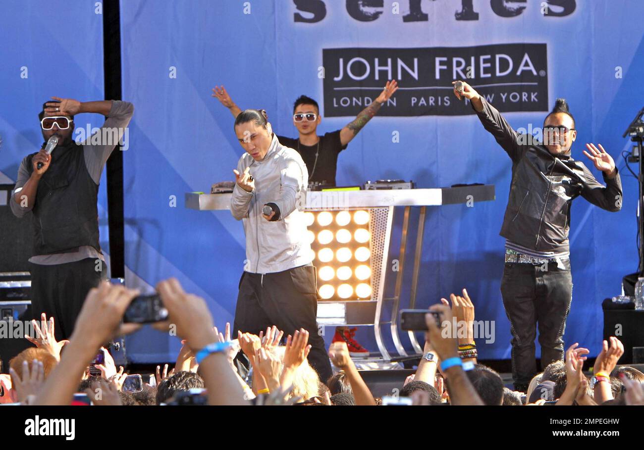 Fergie shows lots of leg in a blue mini dress with a futuristic pattern ...