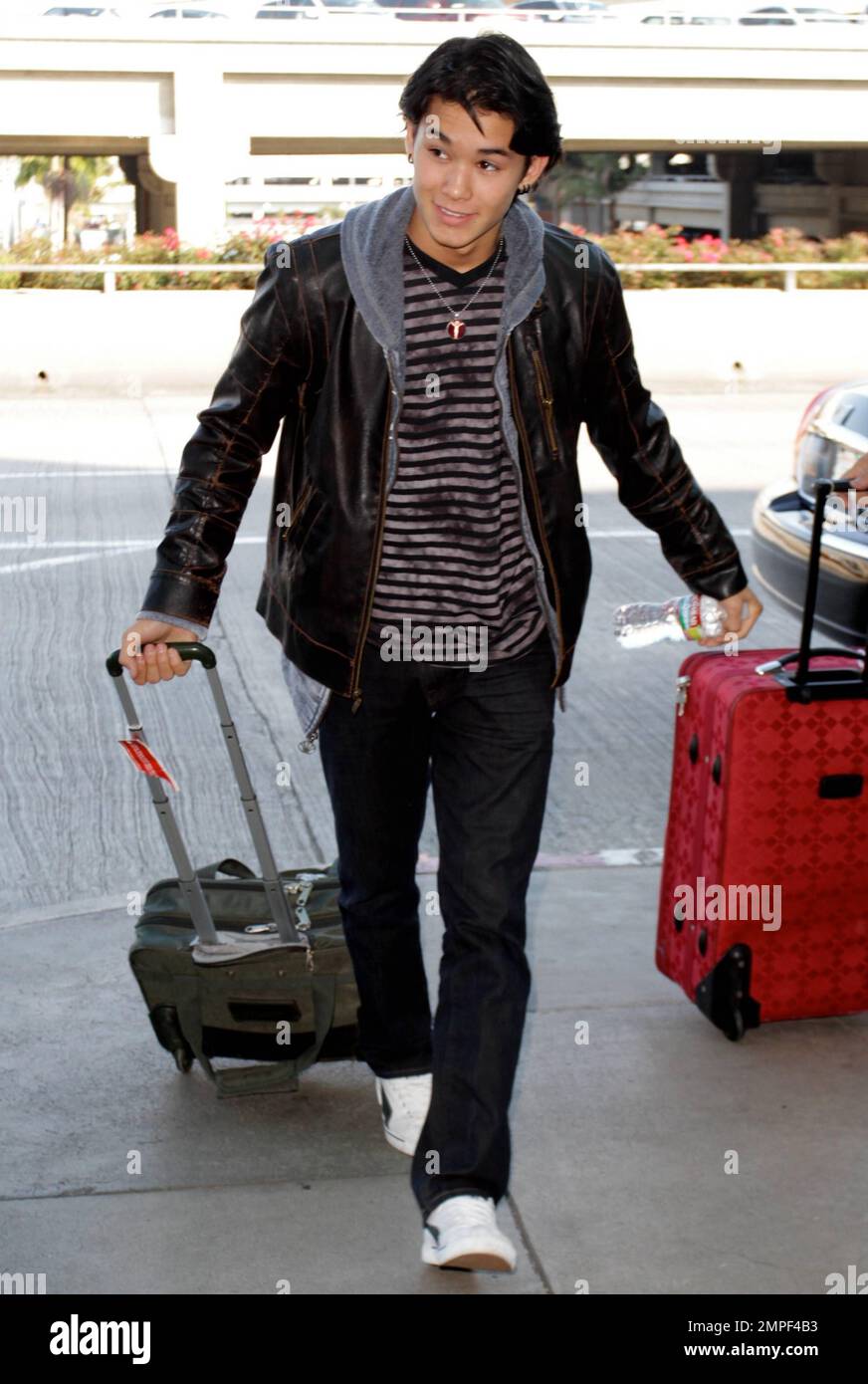 "Twilight" star Boo Boo Stewart arrives at LAX as he heads to London ...
