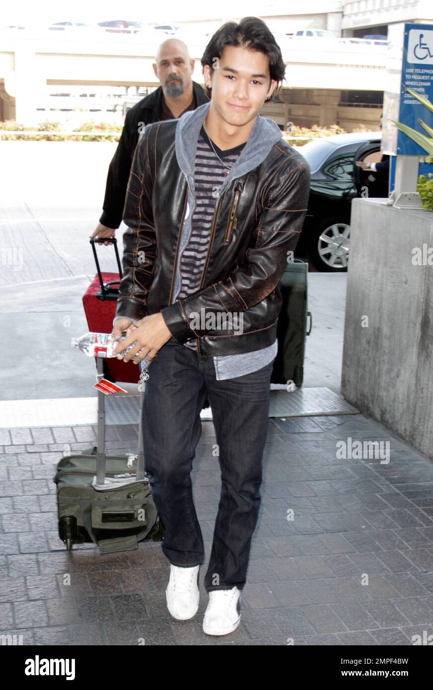 "Twilight" star Boo Boo Stewart arrives at LAX as he heads to London ...