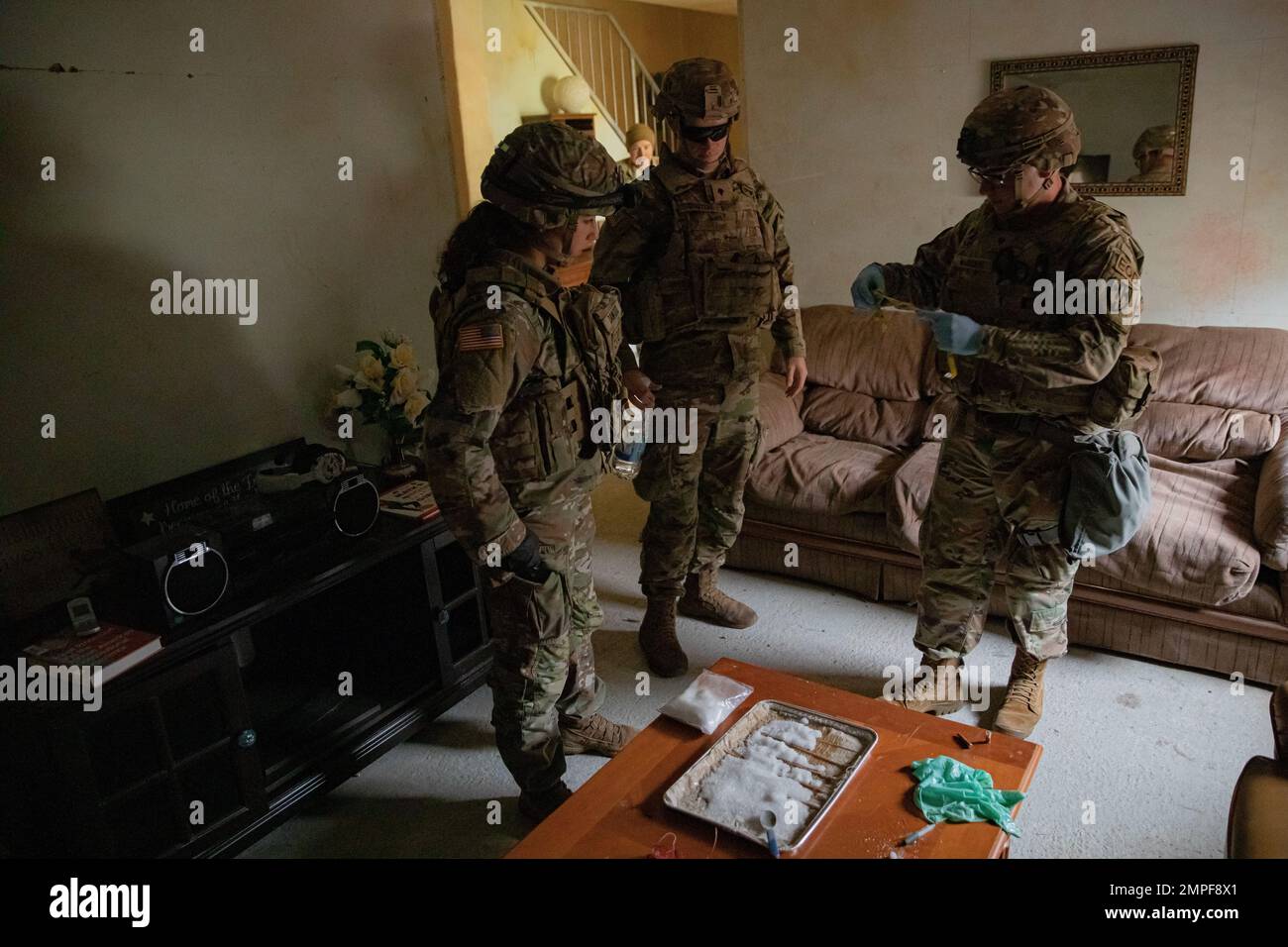 Active duty Soldiers from the 720 Explosive Ordnance Disposal Company ...