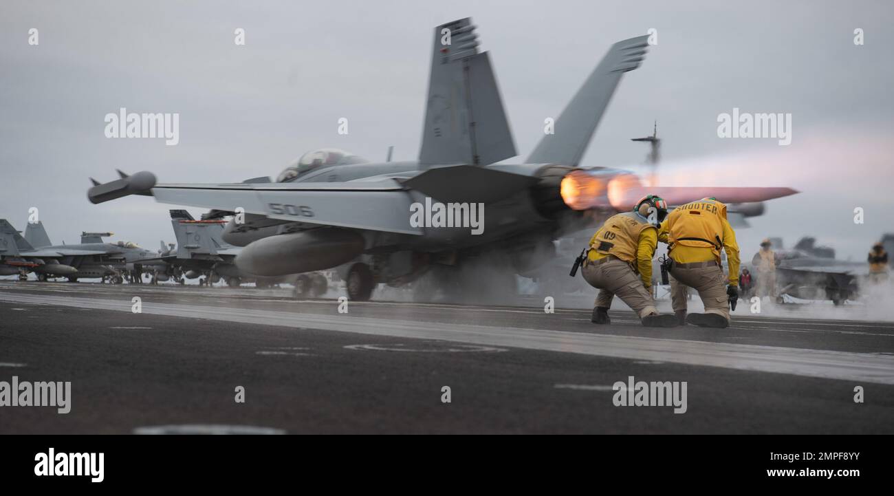 221014-N-DU622-1009 PACIFIC OCEAN (Oct. 14, 2022) An E/A-18G Growler ...