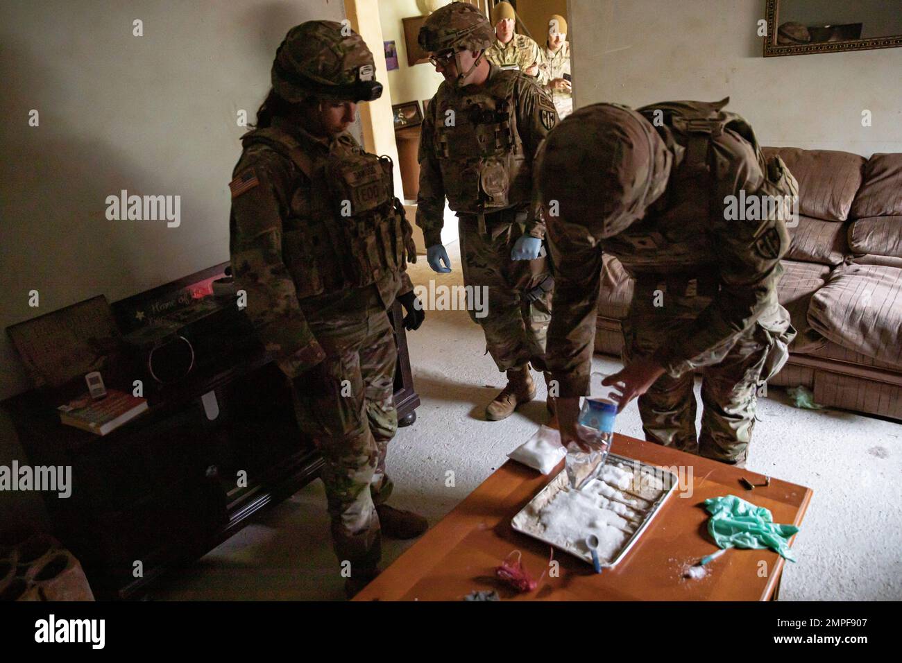 Active duty Soldiers from the 720 Explosive Ordnance Disposal Company ...