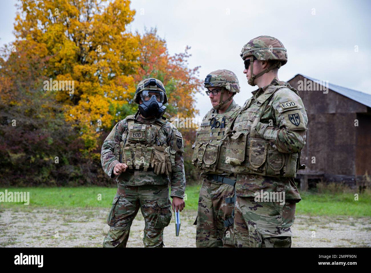 Active duty Soldiers from the 720 Explosive Ordnance Disposal Company ...
