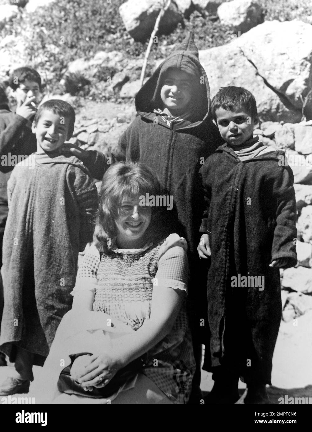 VICKI WITH LOCAL KIDS, TANGIER, MOROCCO 1972 PIC MIKE WALKER 1972 Stock ...
