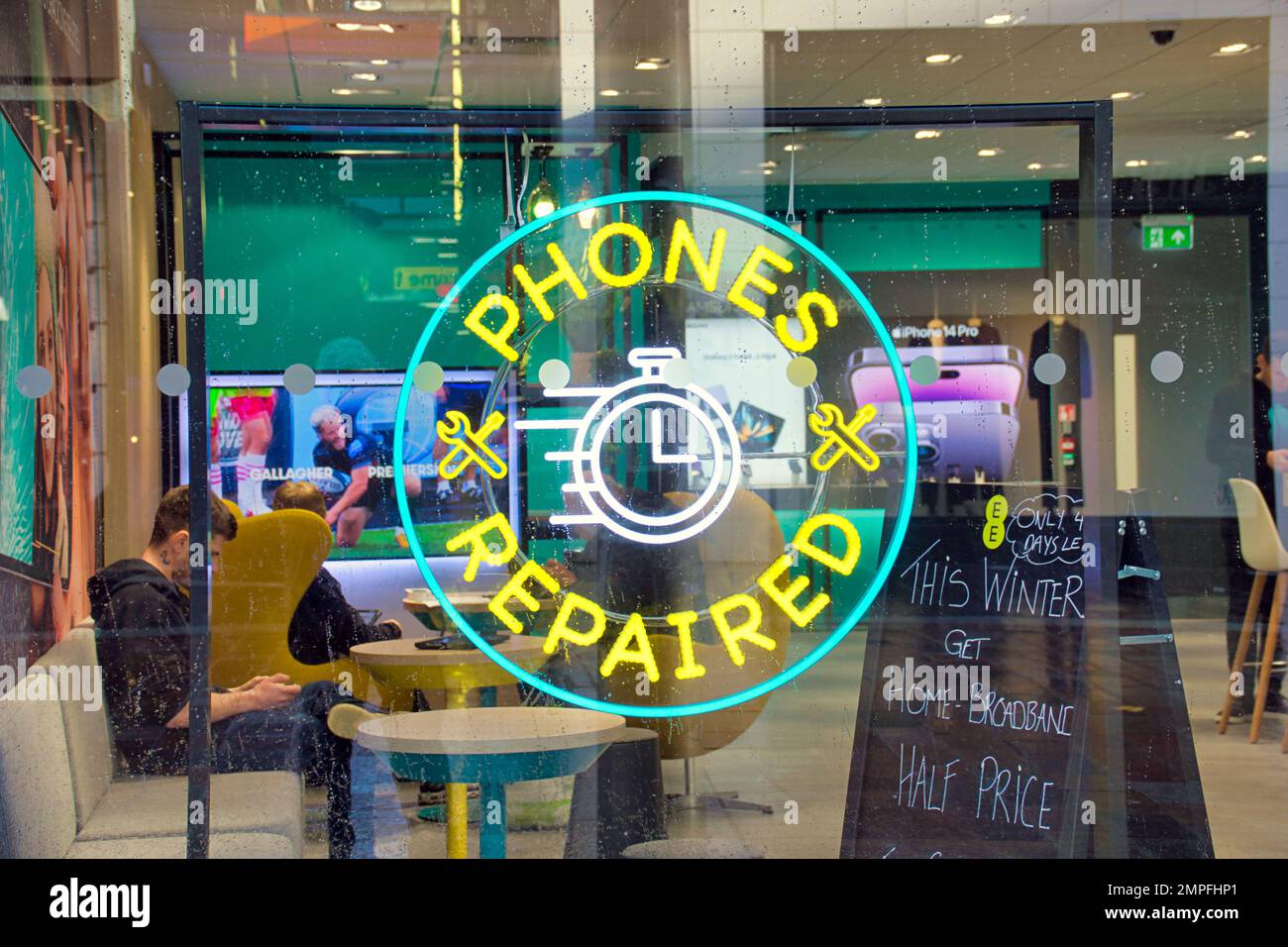 Mobile phones advert hi-res stock photography and images - Alamy