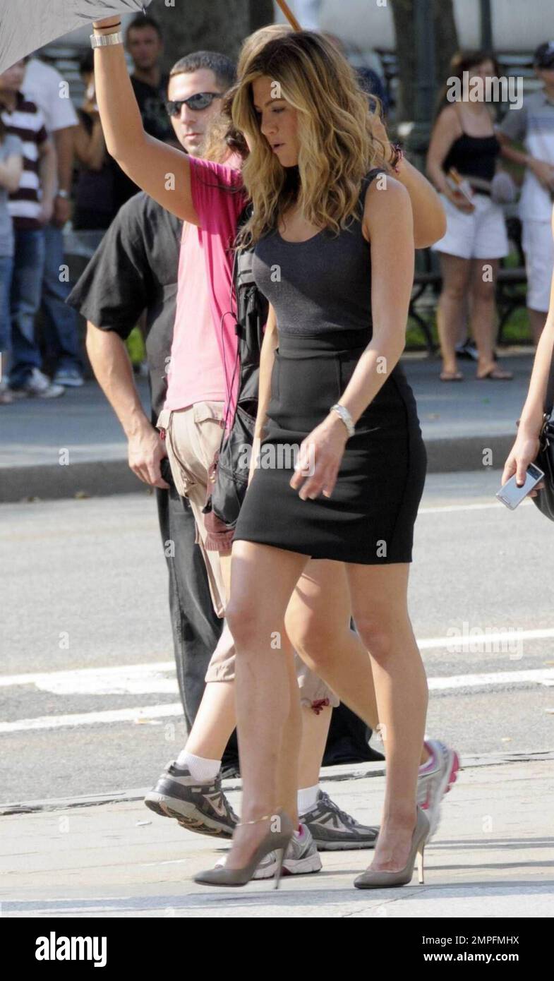 - Jennifer Aniston shows off her figure while filming a scene for the ...