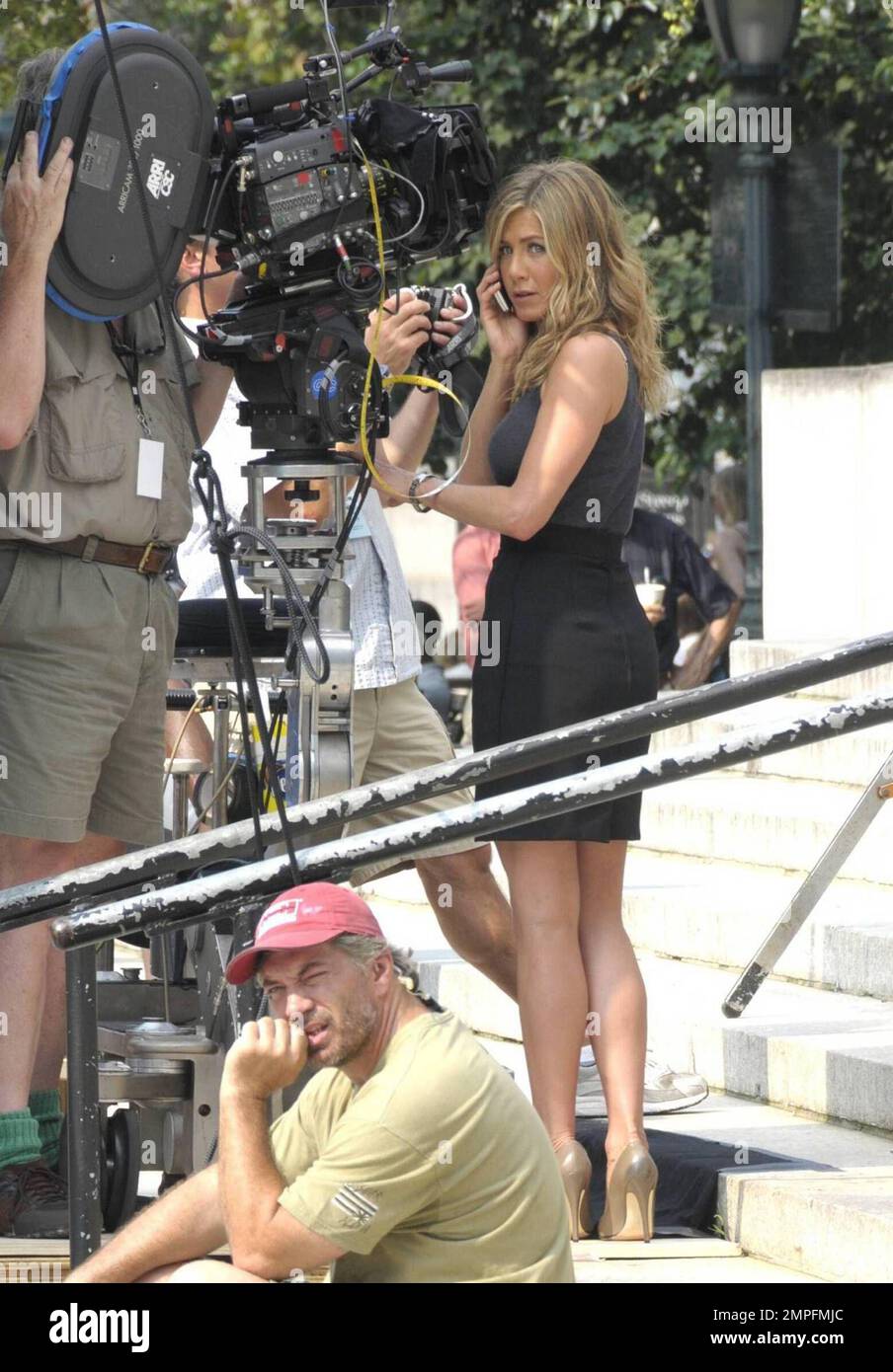 - Jennifer Aniston shows off her figure while filming a scene for the ...