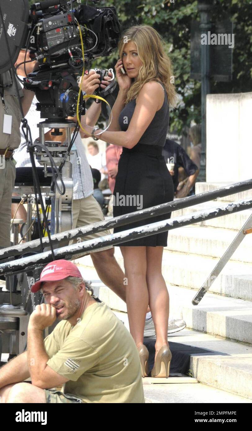 - Jennifer Aniston shows off her figure while filming a scene for the ...