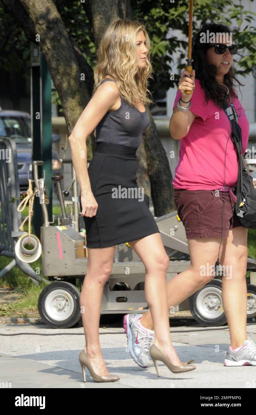 Jennifer Aniston Shows Off Her Figure While Filming A Scene For The