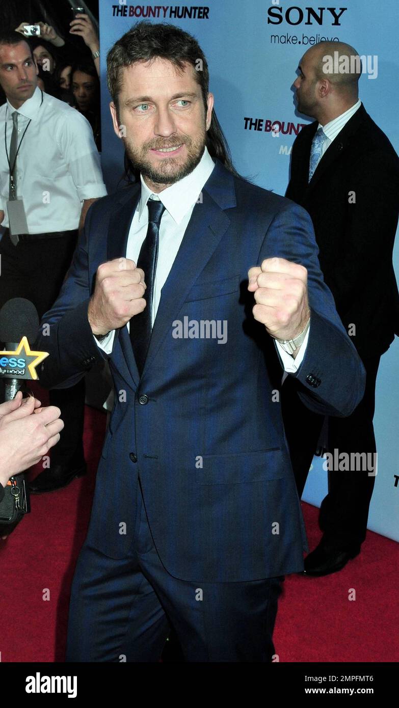 Gerard Butler walks the red carpet at the premiere of ÒThe Bounty ...