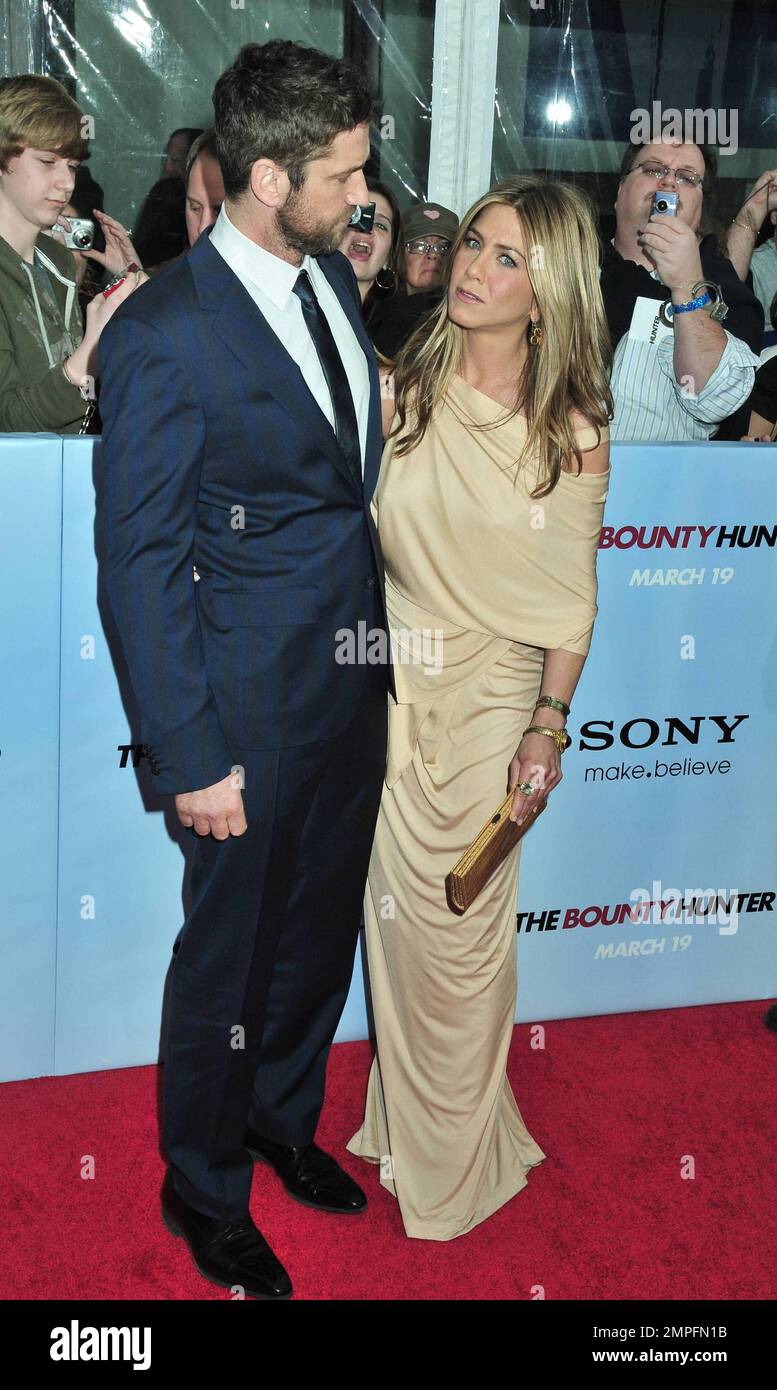 Gerard Butler and Jennifer Aniston walk the red carpet at the premiere ...