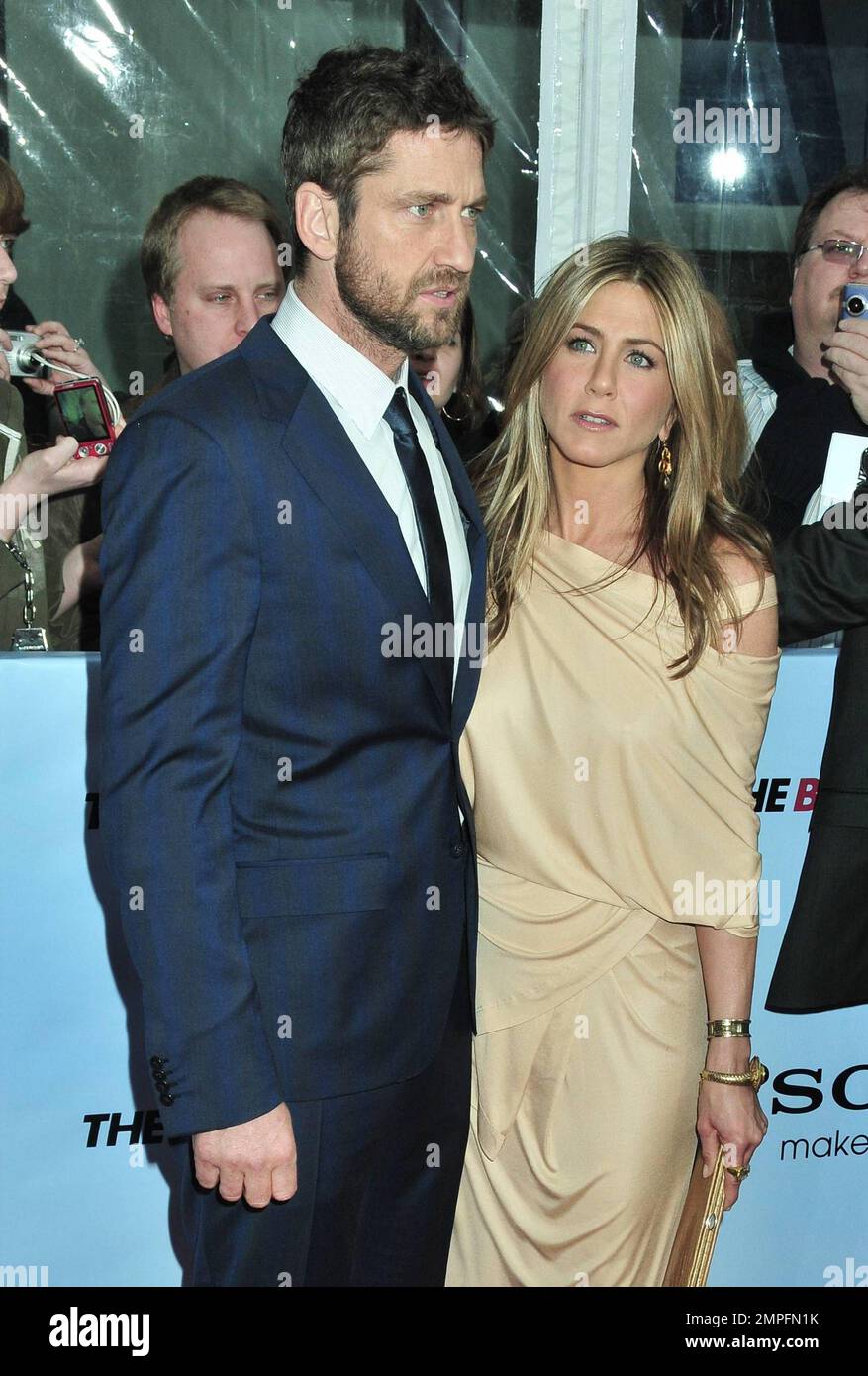 Gerard Butler and Jennifer Aniston walk the red carpet at the premiere ...