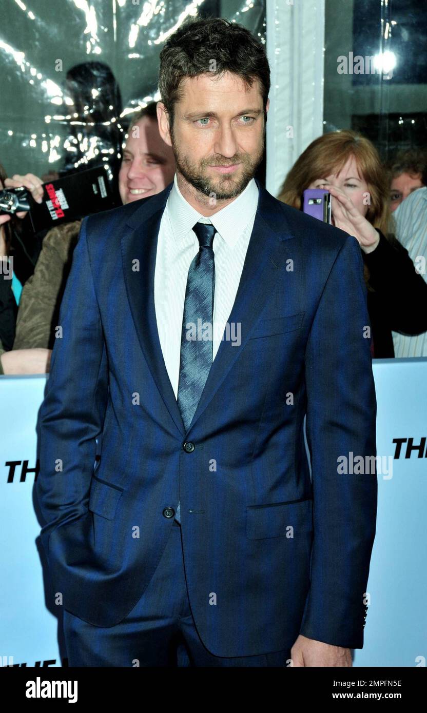 Gerard Butler walks the red carpet at the premiere of ÒThe Bounty ...