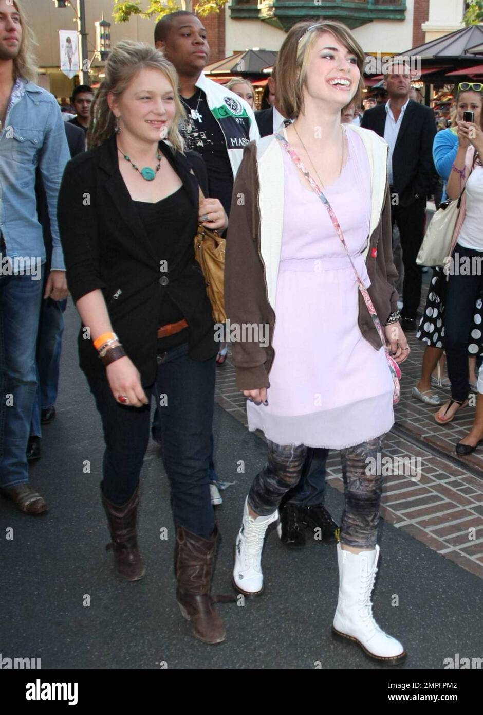 "American Idol" contestants Crystal Bowersox and Siobhan Magnus enjoy a ...
