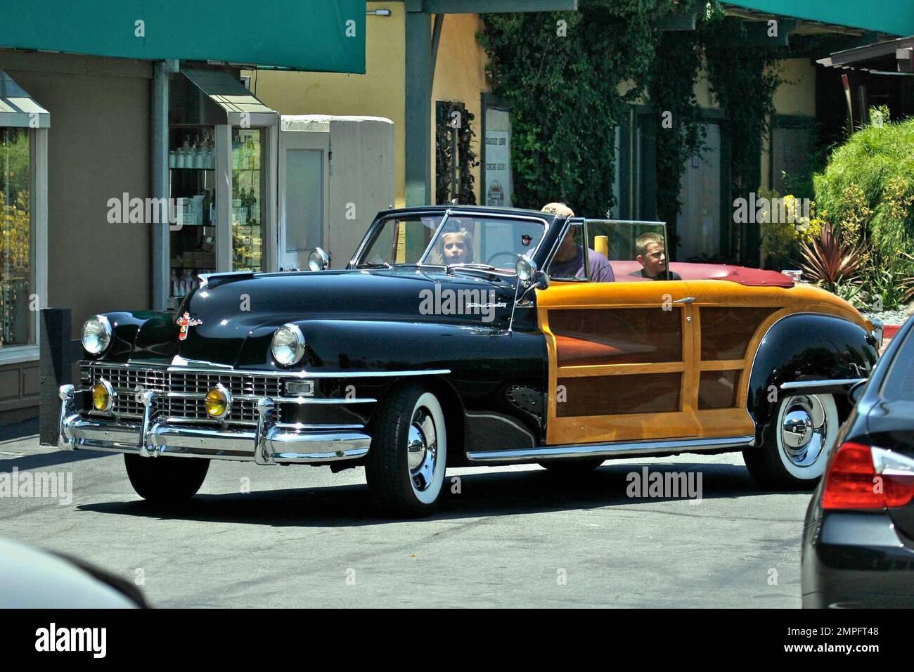 Exclusive!! Brad Garrett looks like a cartoon character behind the ...