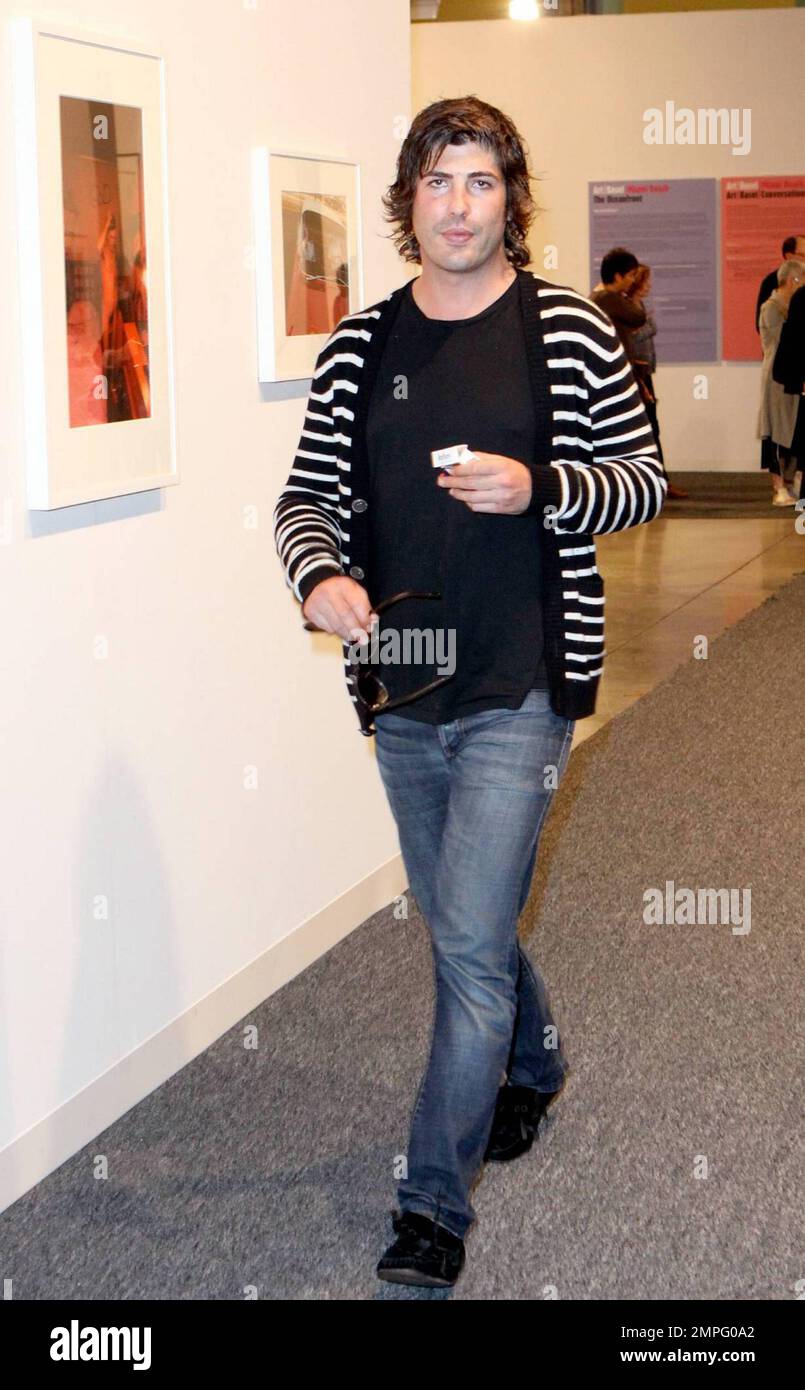 EXCLUSIVE!! Oil heir Brandon Davis heads for a cigarette break while ...