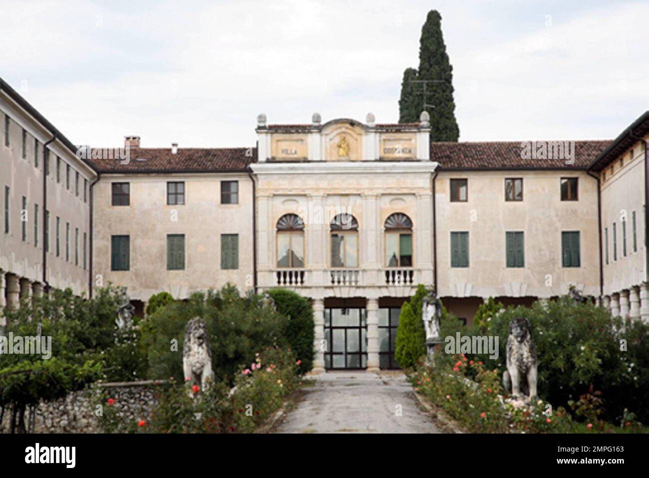 It's reported that Brad Pitt and Angelina Jolie have purchased the ...