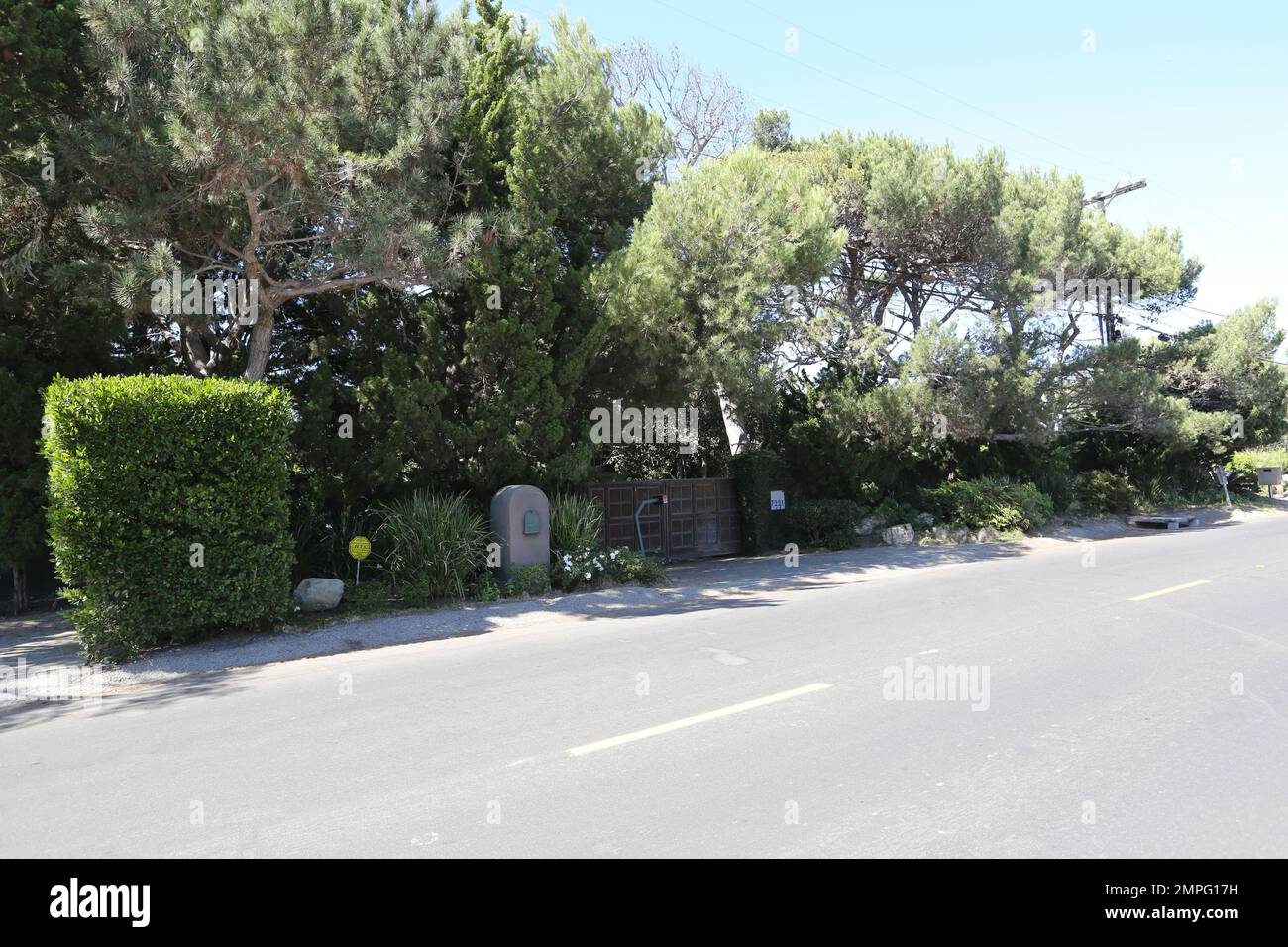 Angelina jolie and brad pitt mansion hi-res stock photography and ...