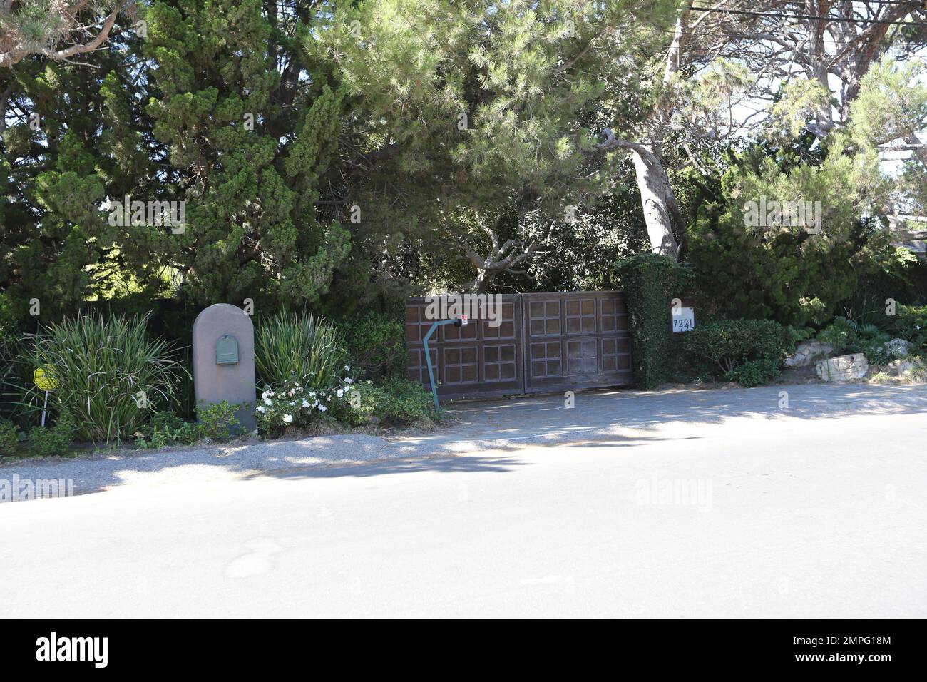 Angelina jolie and brad pitt mansion hi-res stock photography and ...