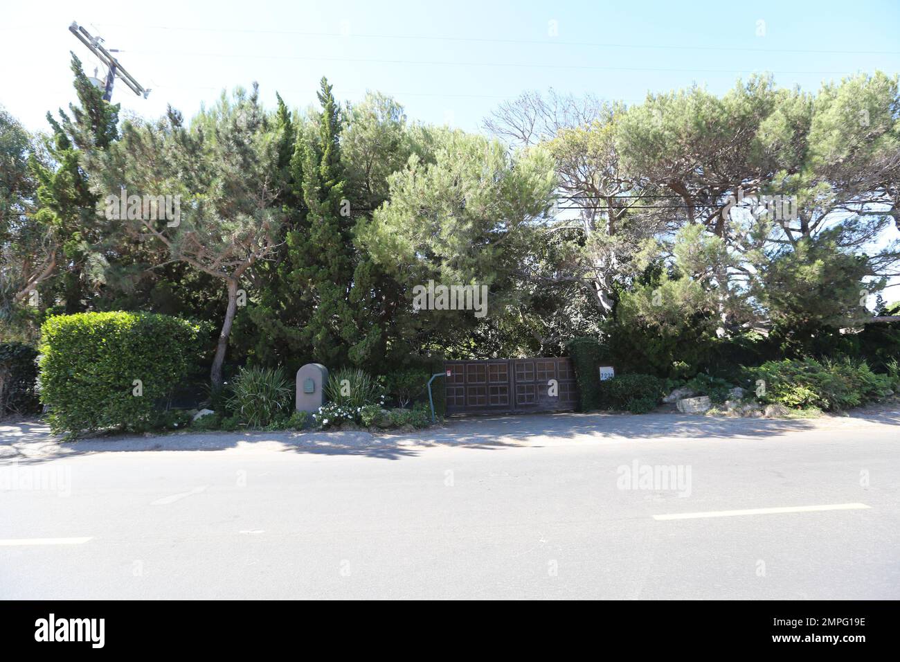 Angelina jolie and brad pitt mansion hi-res stock photography and ...