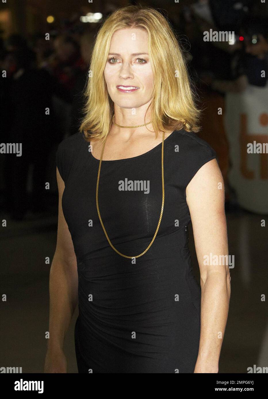 Elisabeth Shue signs autographs and poses on the red carpet as she ...