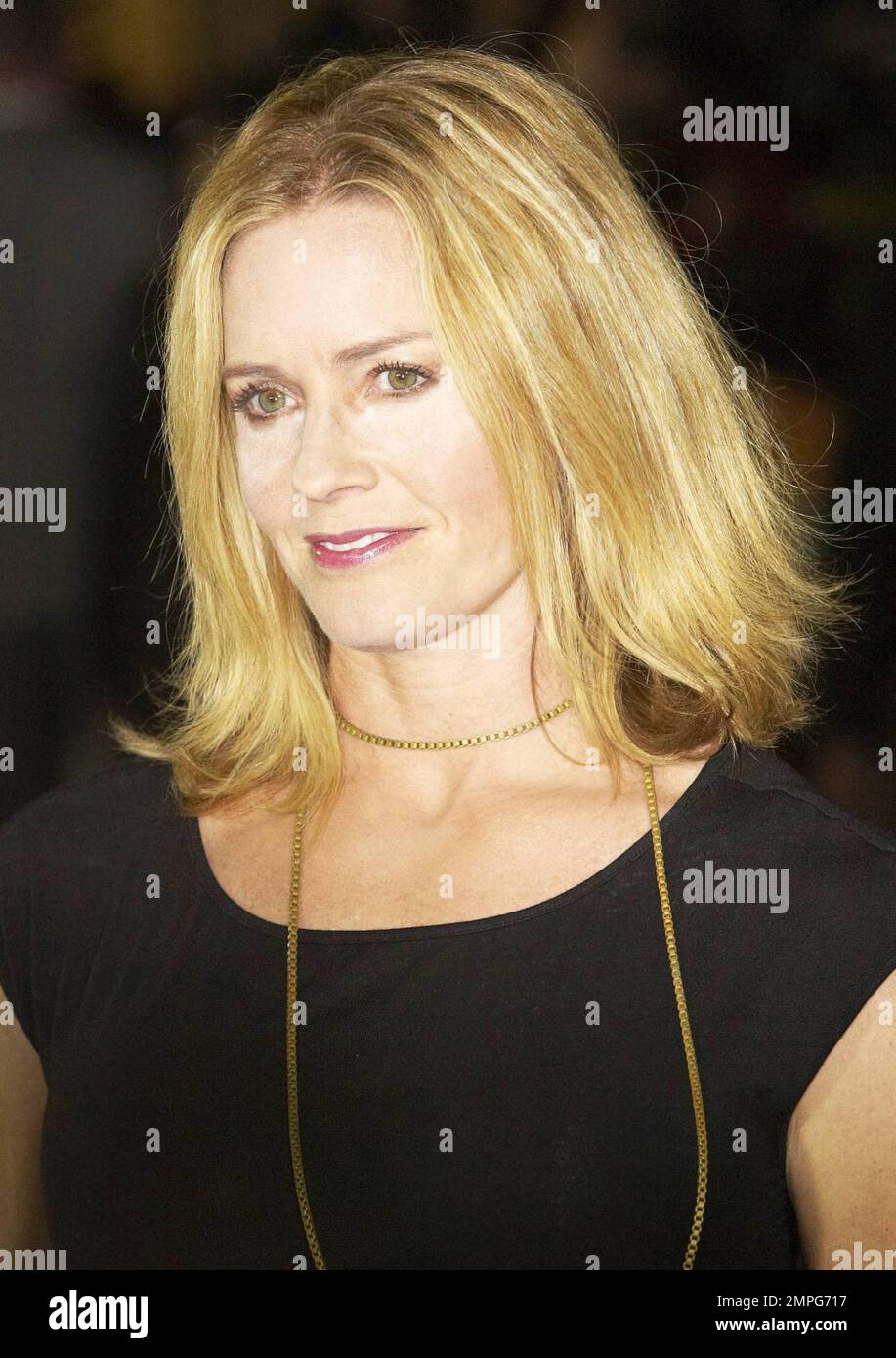 Elisabeth Shue signs autographs and poses on the red carpet as she ...