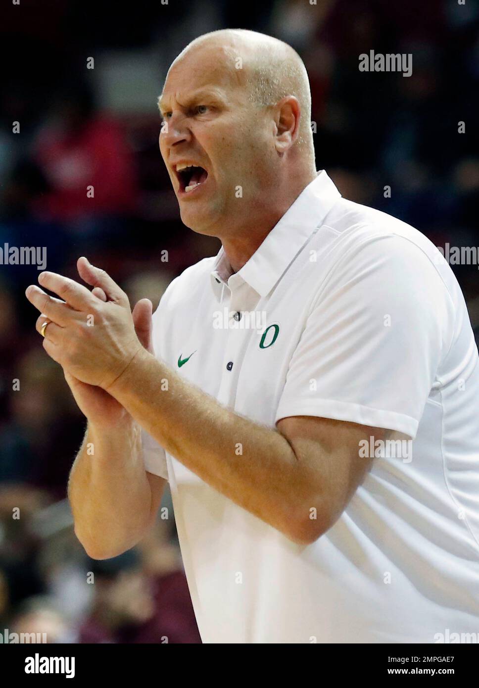 Oregon head coach Kelly Graves encourages his team as they play against ...