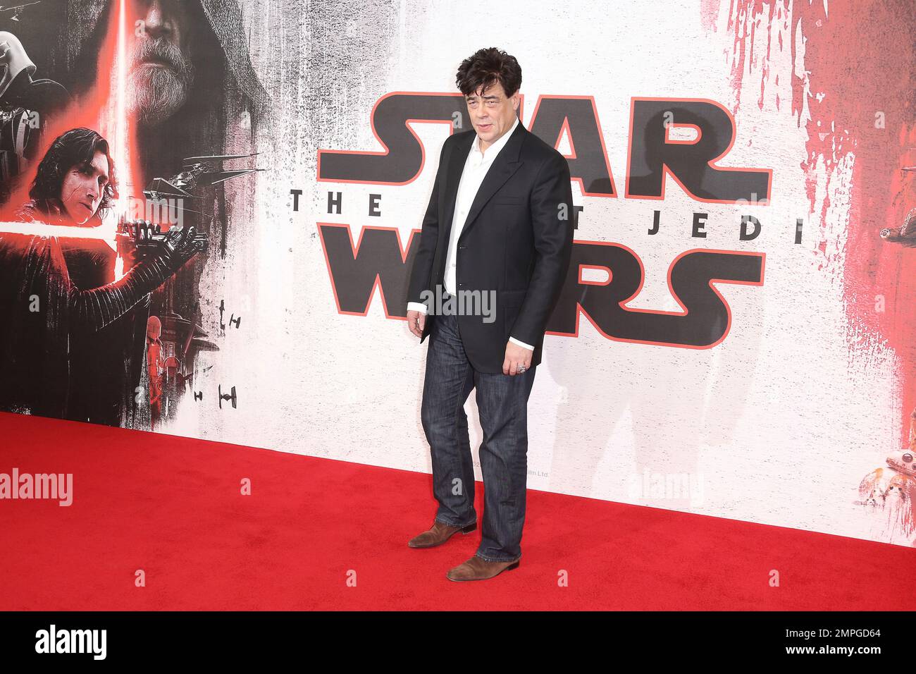 Benichio Del Toro poses for photographers upon arrival at the premiere ...
