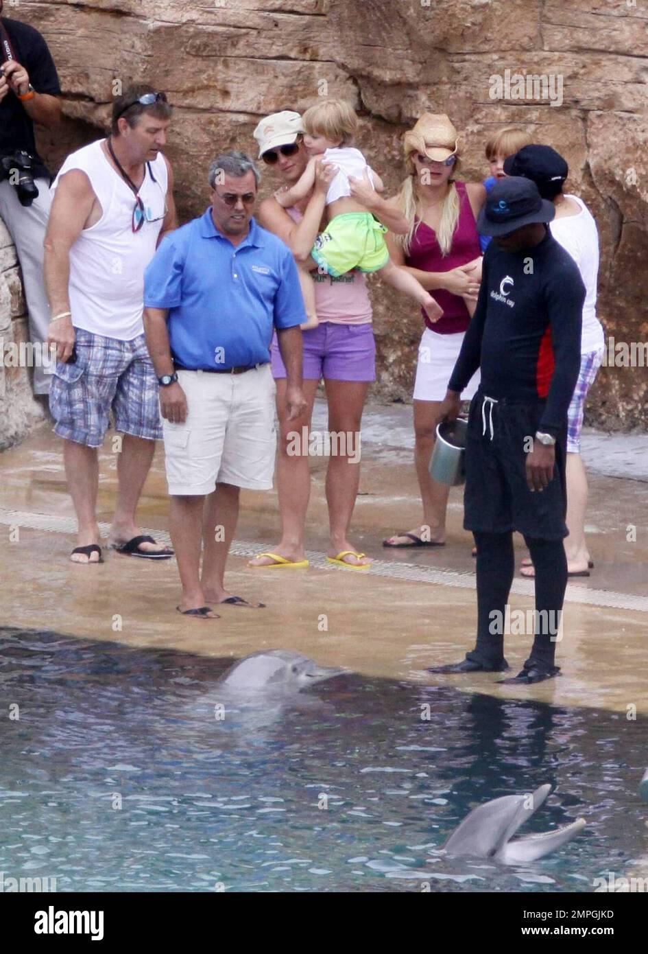 - Exclusive!! Popstar Britney Spears feeds the dolphins fish and takes ...