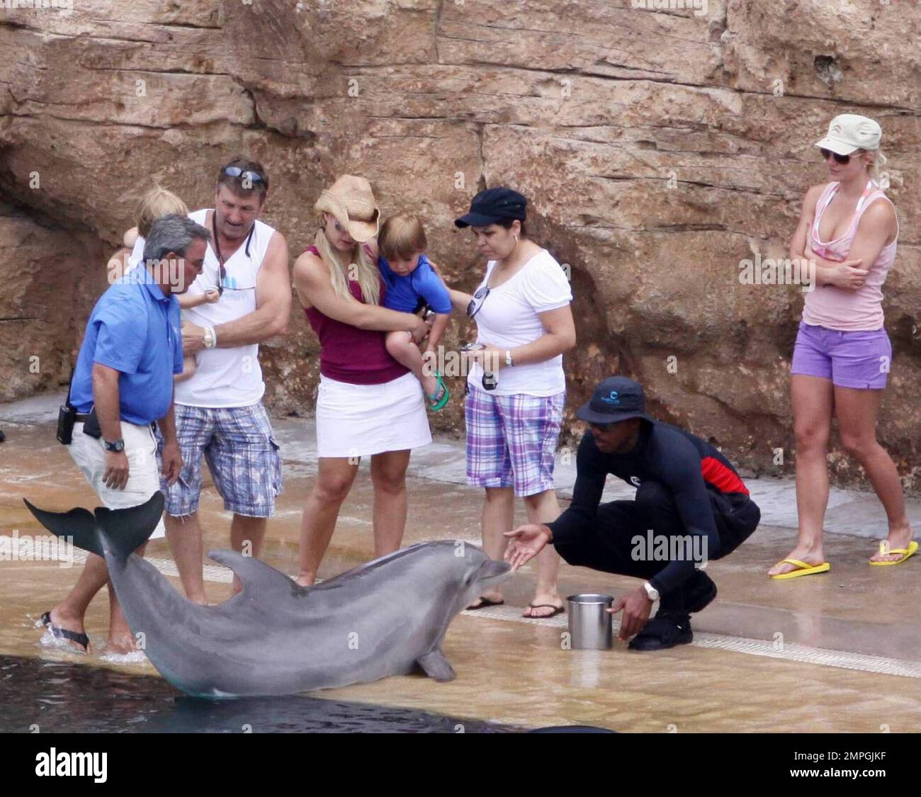 - Exclusive!! Popstar Britney Spears feeds the dolphins fish and takes ...
