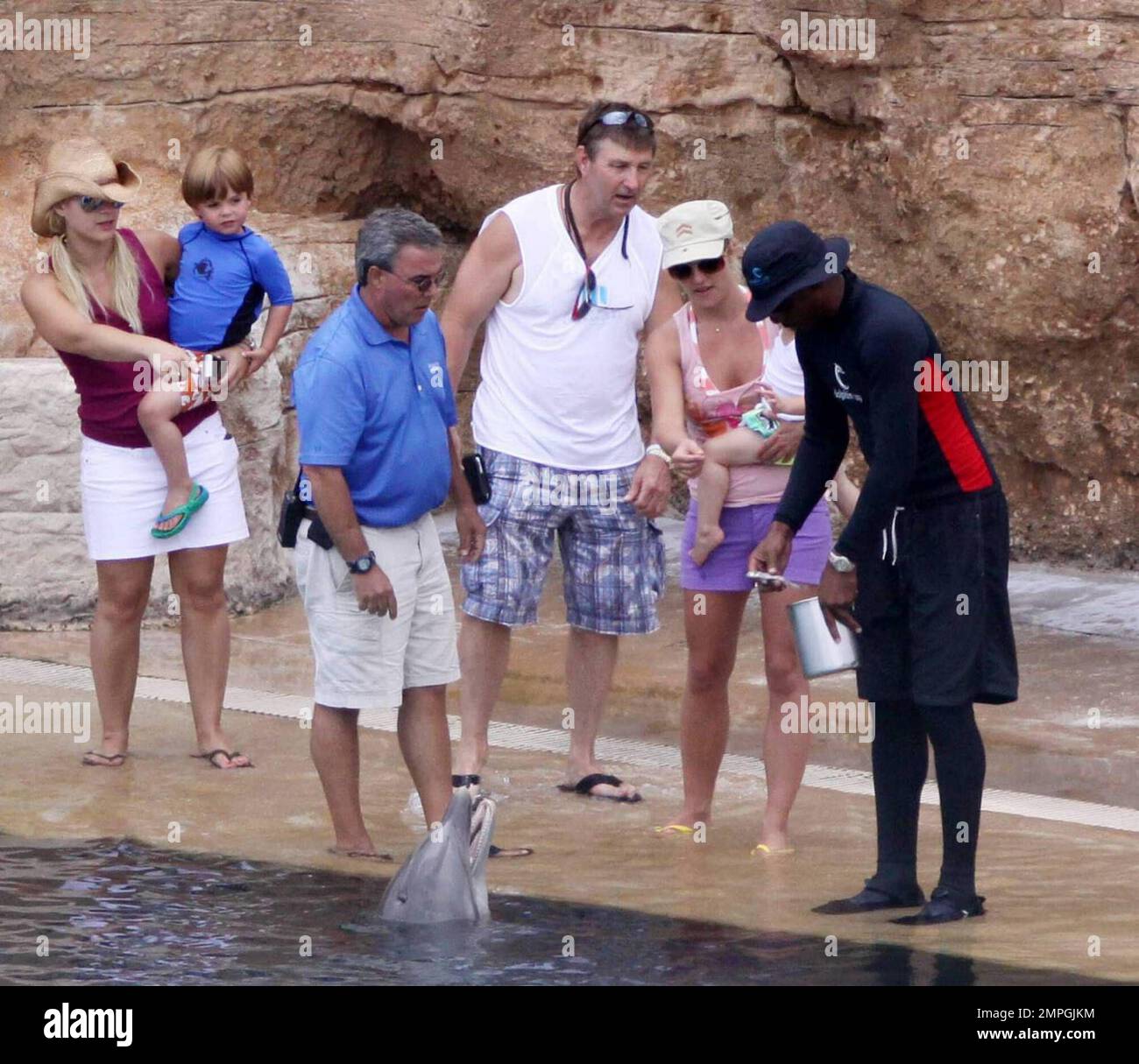 - Exclusive!! Popstar Britney Spears feeds the dolphins fish and takes ...