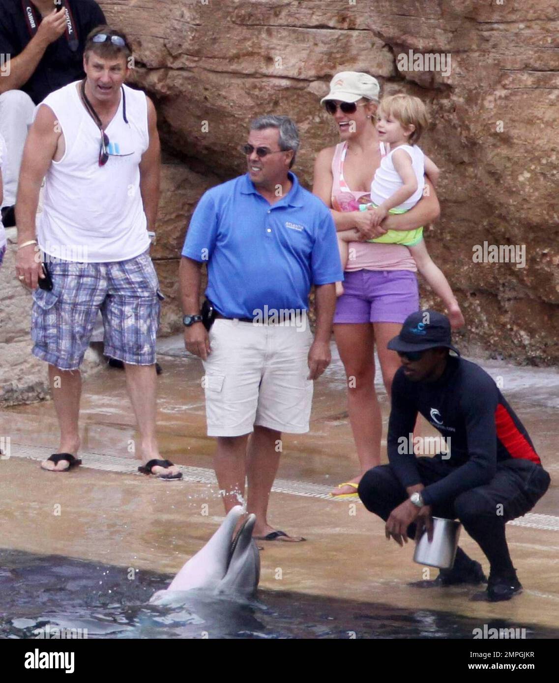 - Exclusive!! Popstar Britney Spears feeds the dolphins fish and takes ...