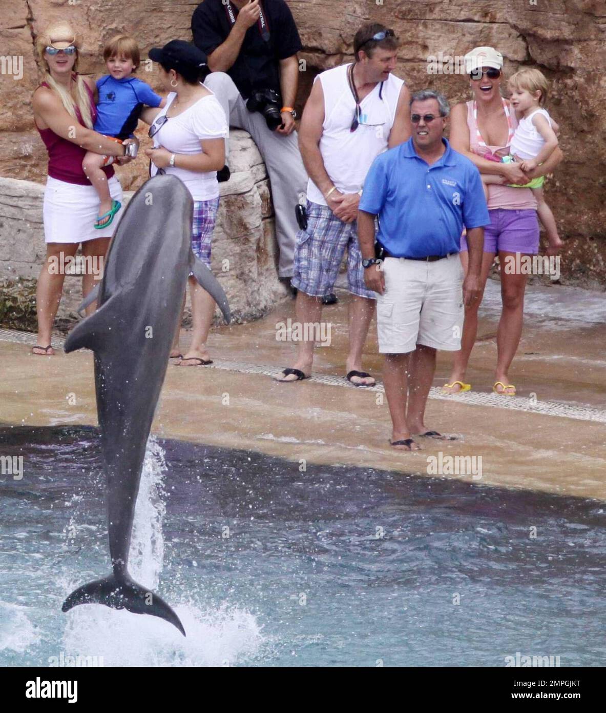 - Exclusive!! Popstar Britney Spears feeds the dolphins fish and takes ...
