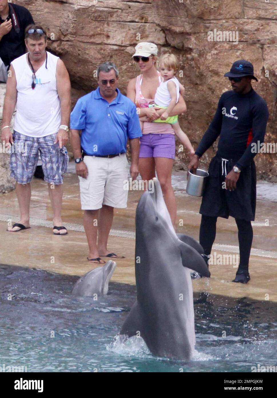 - Exclusive!! Popstar Britney Spears feeds the dolphins fish and takes ...
