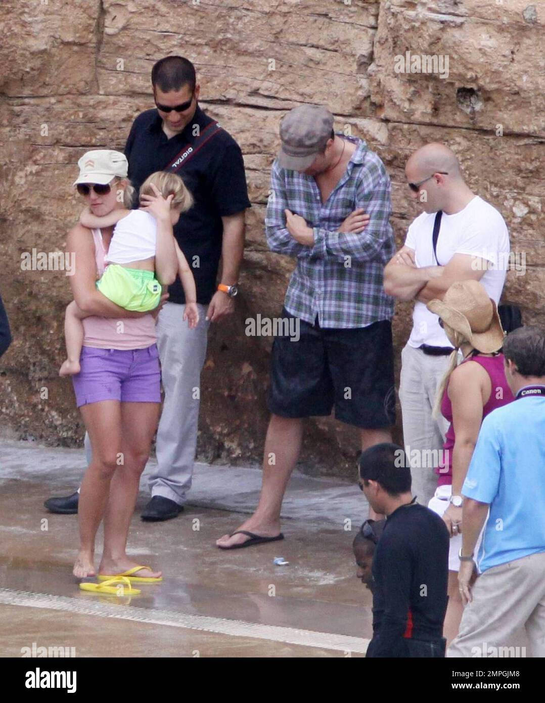 - Exclusive!! Popstar Britney Spears feeds the dolphins fish and takes ...