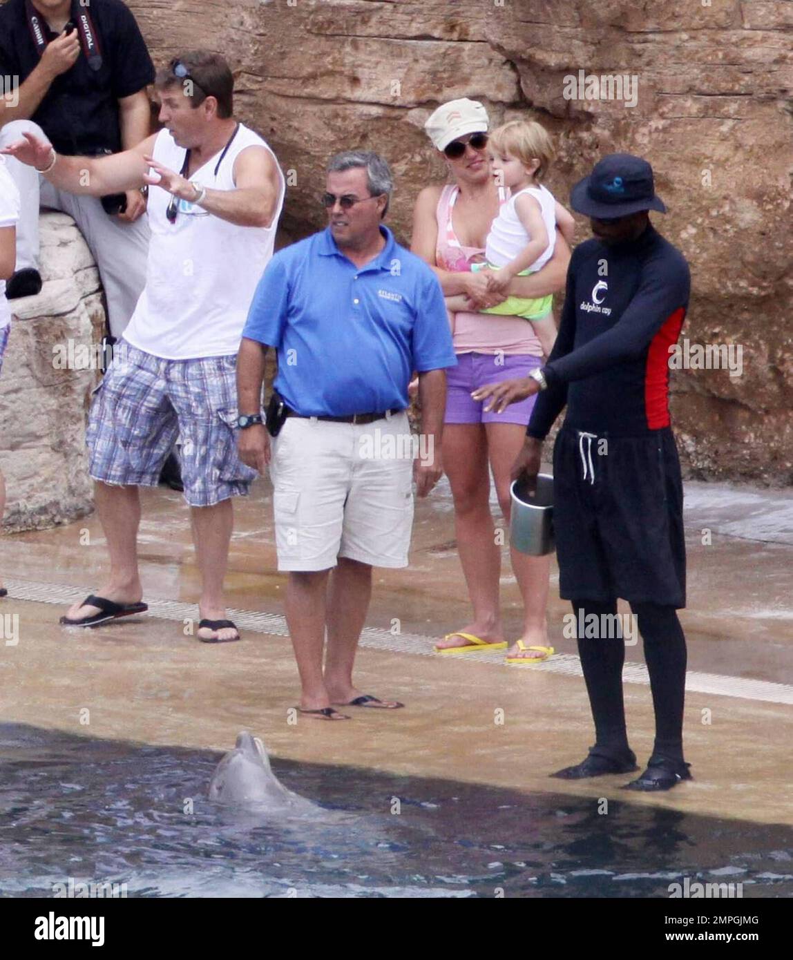 - Exclusive!! Popstar Britney Spears feeds the dolphins fish and takes ...