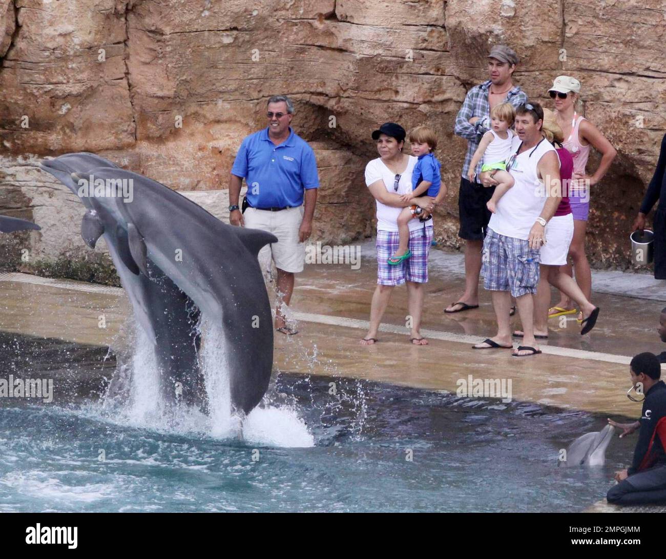 - Exclusive!! Popstar Britney Spears feeds the dolphins fish and takes ...