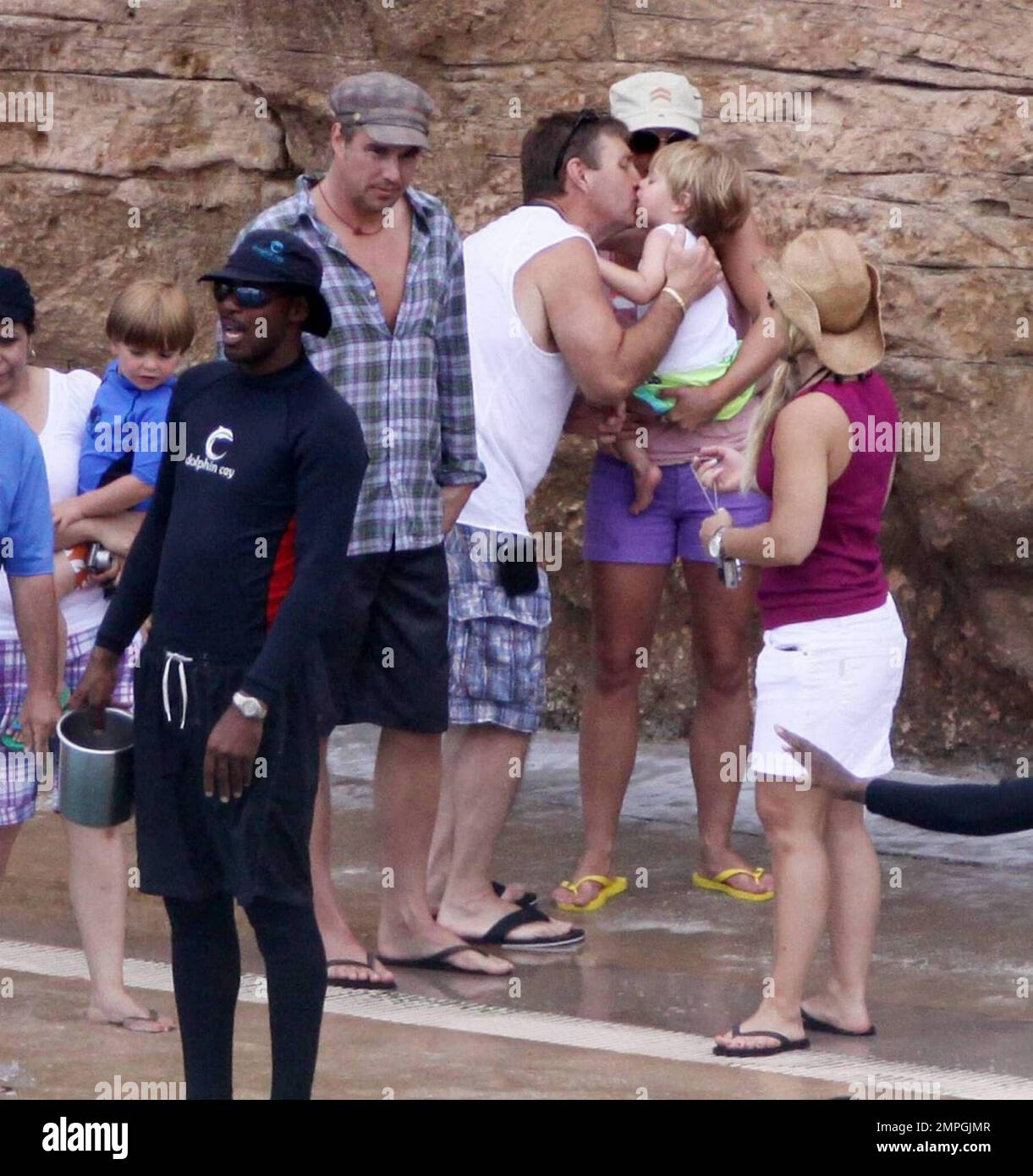 - Exclusive!! Popstar Britney Spears feeds the dolphins fish and takes ...