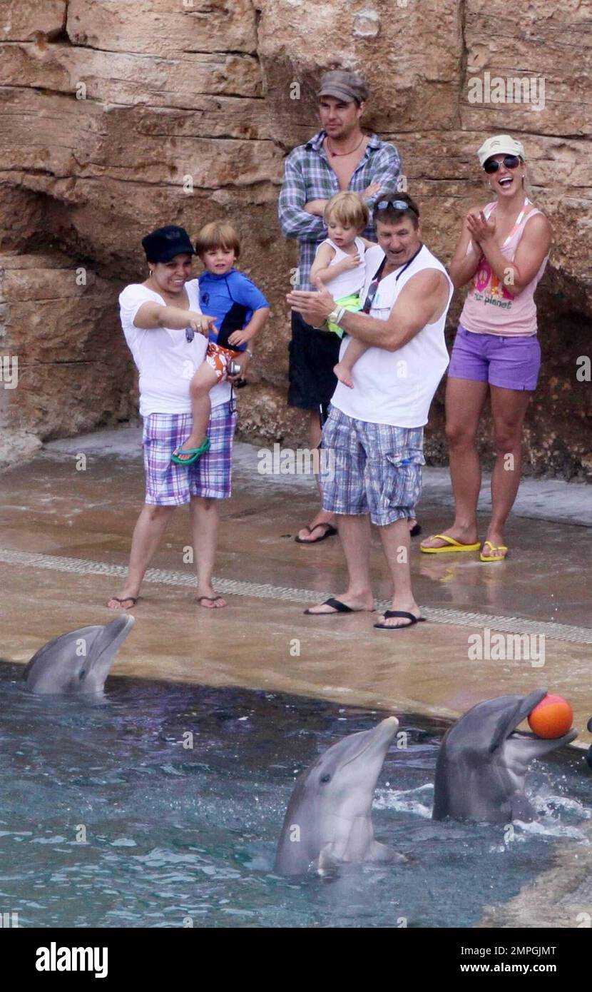 - Exclusive!! Popstar Britney Spears feeds the dolphins fish and takes ...