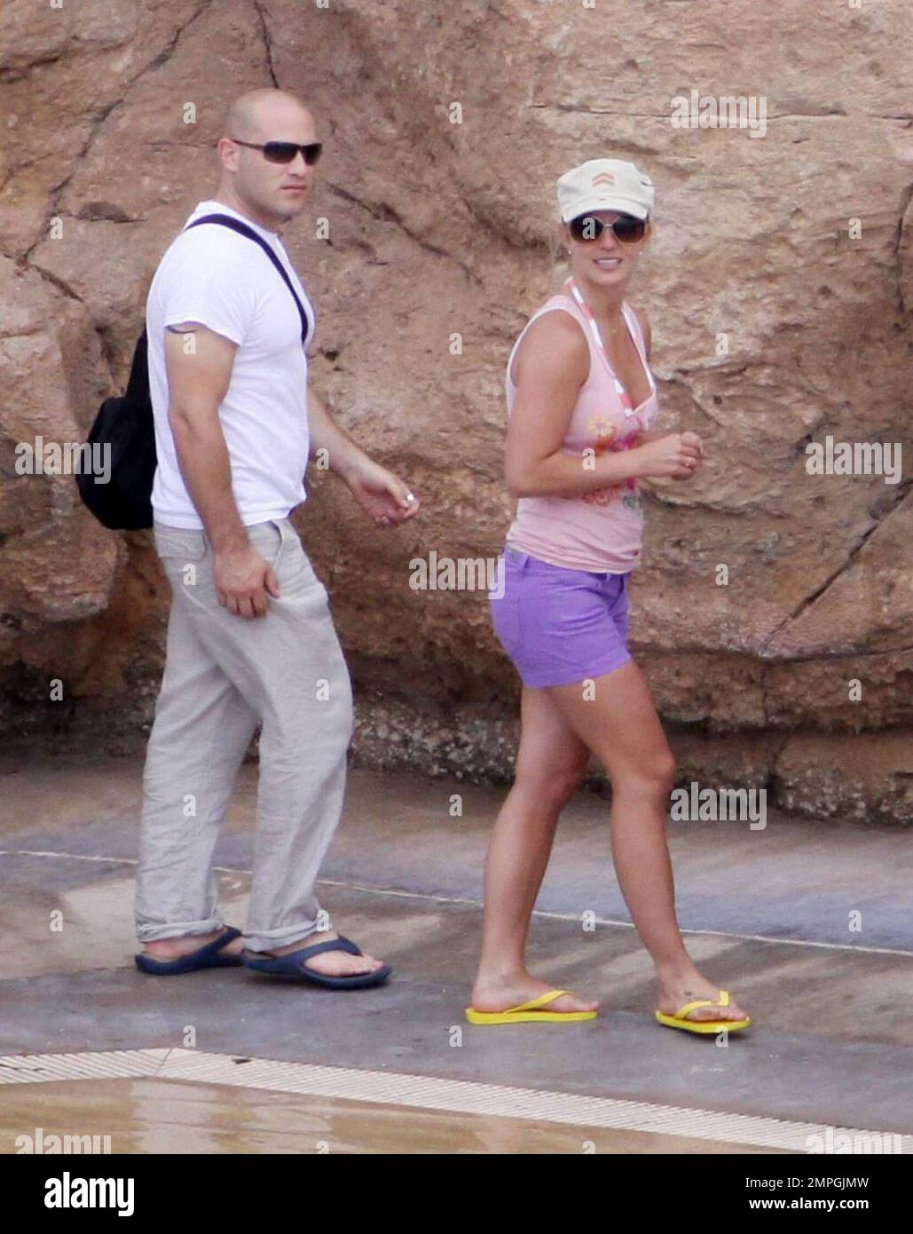 - Exclusive!! Popstar Britney Spears feeds the dolphins fish and takes ...