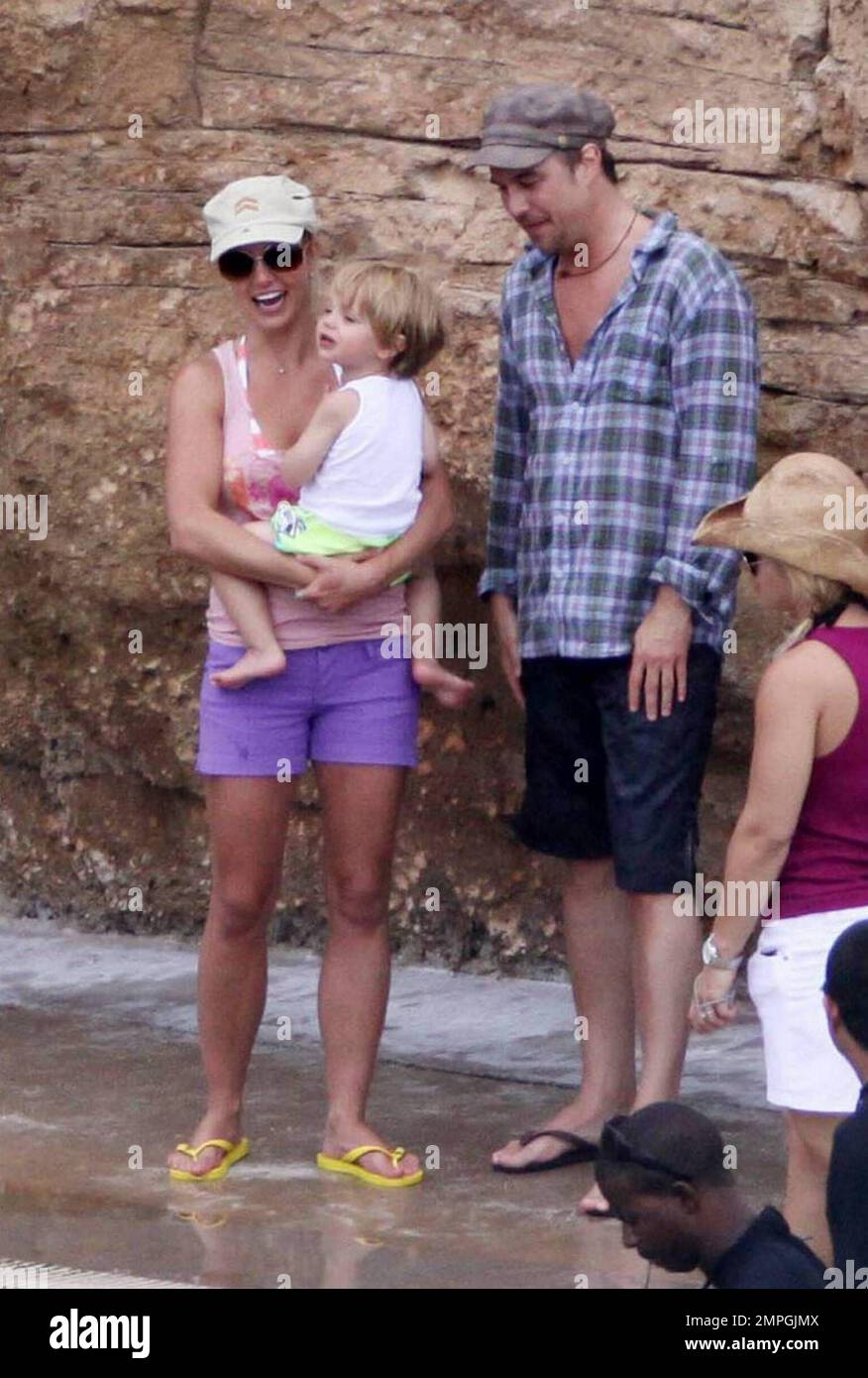 - Exclusive!! Popstar Britney Spears feeds the dolphins fish and takes ...