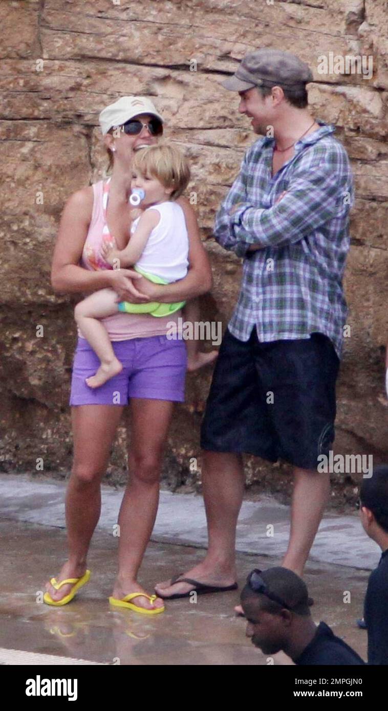 - Exclusive!! Popstar Britney Spears feeds the dolphins fish and takes ...