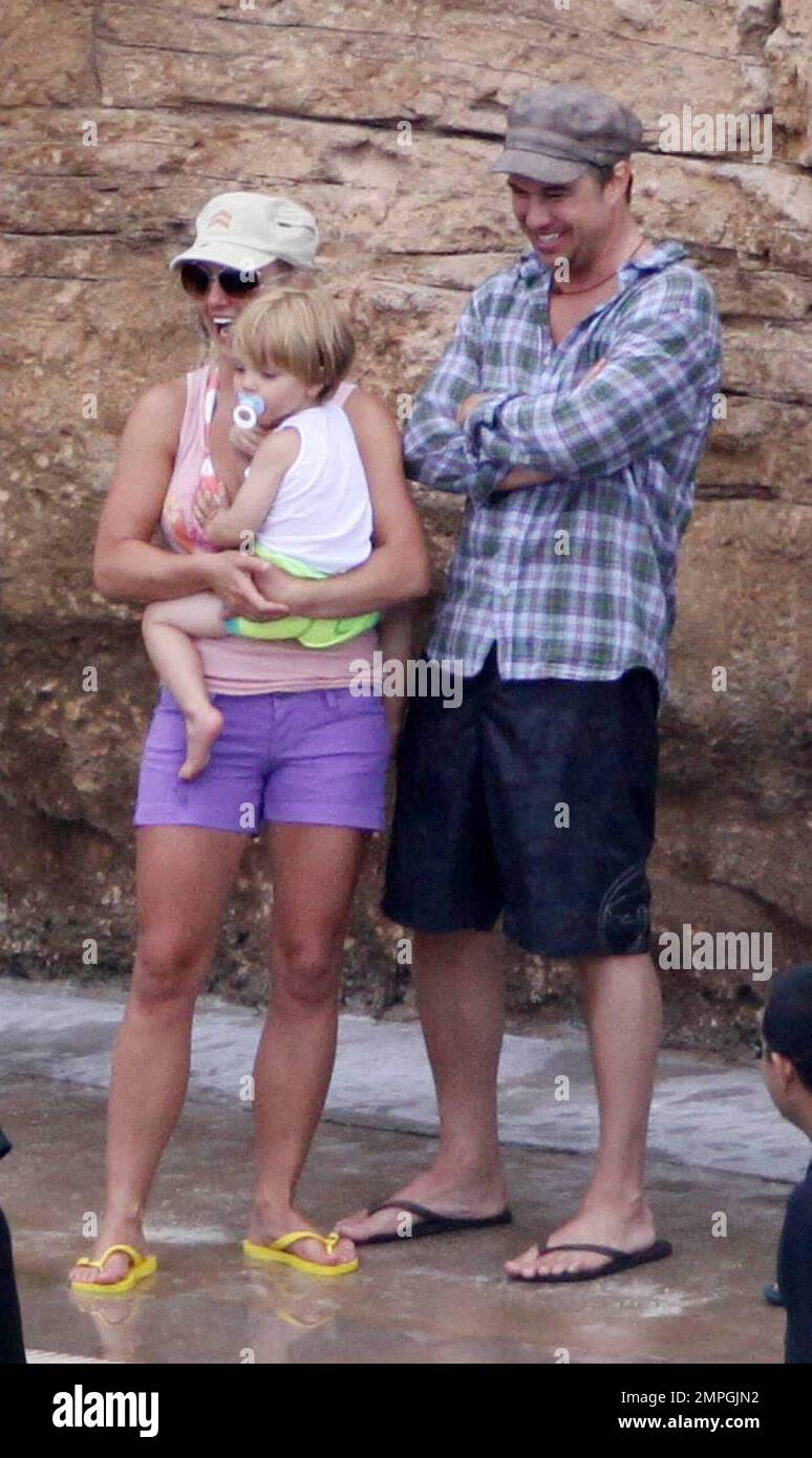 - Exclusive!! Popstar Britney Spears feeds the dolphins fish and takes ...