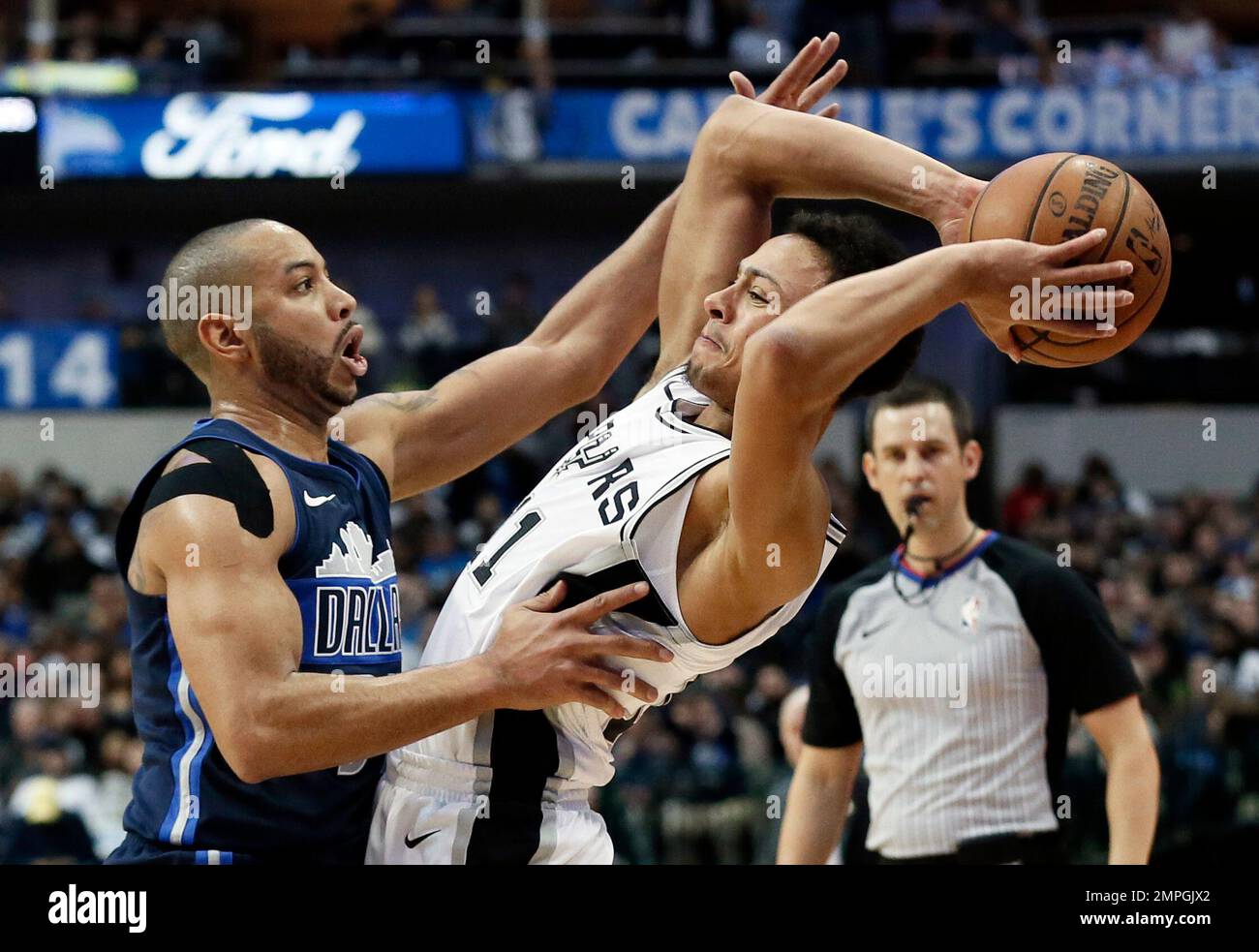 Dallas Mavericks guard Devin Harris (34) defends as San Antonio Spurs ...