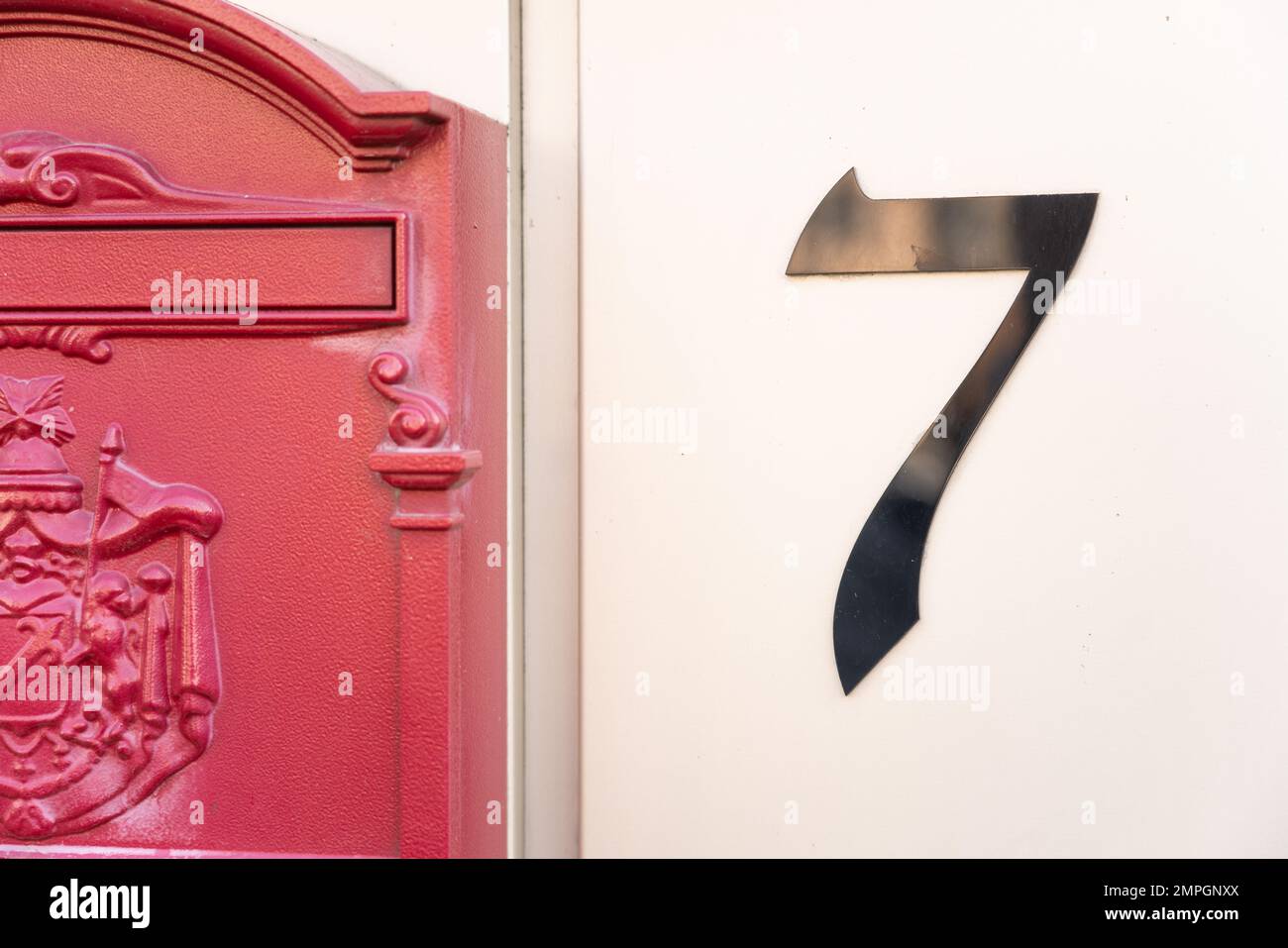 White mailbox family house hi-res stock photography and images - Alamy