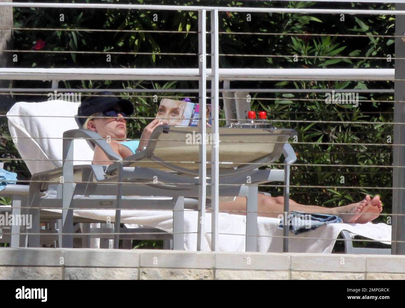 Exclusive!! Britney Spears shows off her slimmer body as she lounges by ...