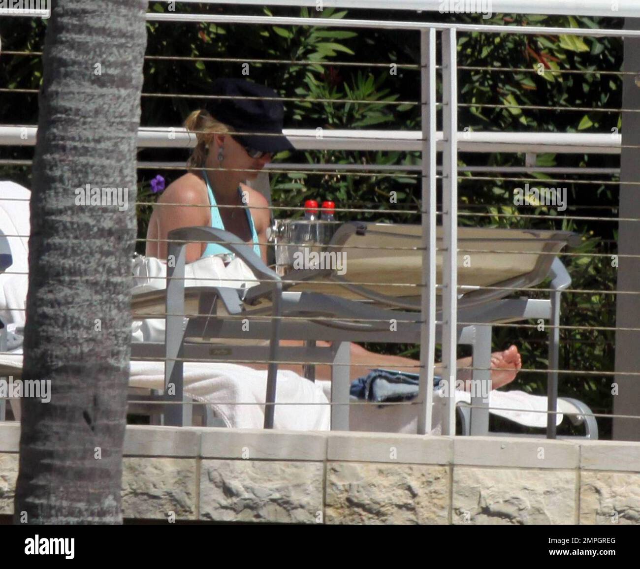 Exclusive!! Britney Spears shows off her slimmer body as she lounges by ...