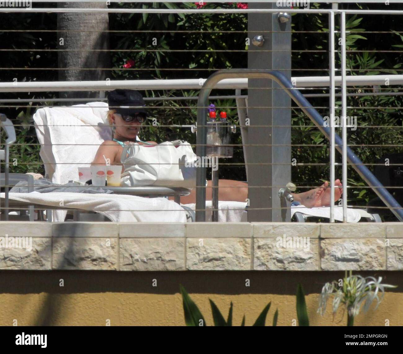 Exclusive!! Britney Spears shows off her slimmer body as she lounges by ...